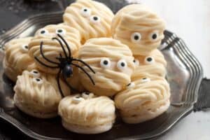 Mummy Macarons - a Fun Halloween Macaron! - Nerdy Mamma