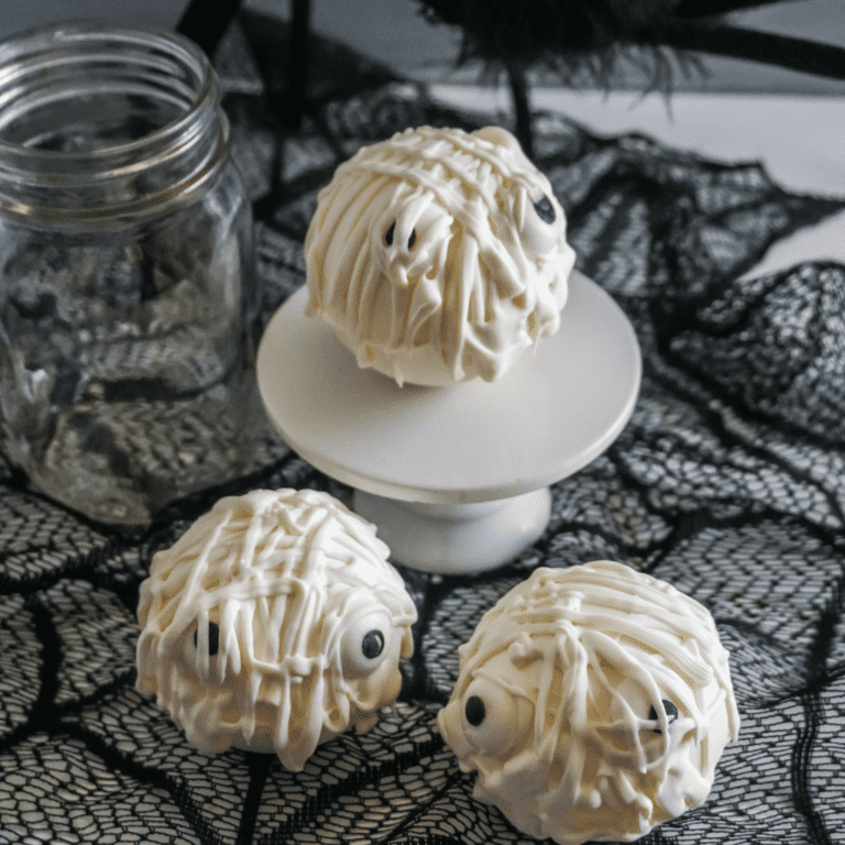 Mummy Macarons - a Fun Halloween Macaron! - Nerdy Mamma